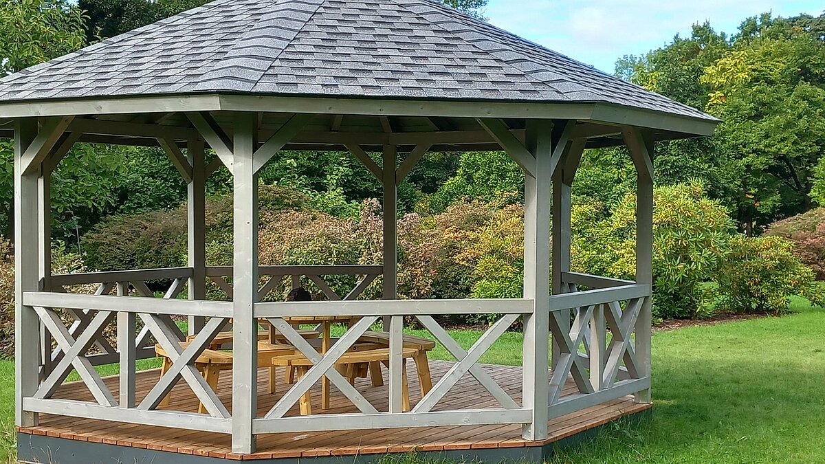 Dārza apmeklētājiem pieejamas divas lapenes